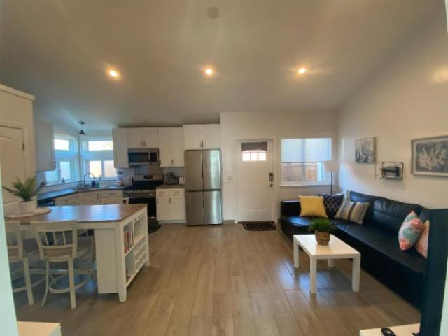 1 Br, 1 bath, Condo 8489 Larch Avenue