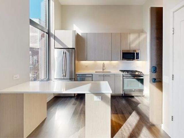 1 Br, 1 bath, Condo 858 W Adams St