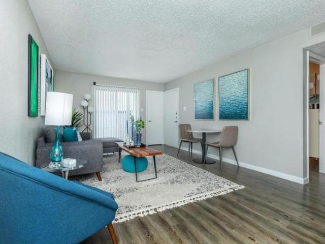 1 Br, 1 bath, Condo 8800 N Ih 35