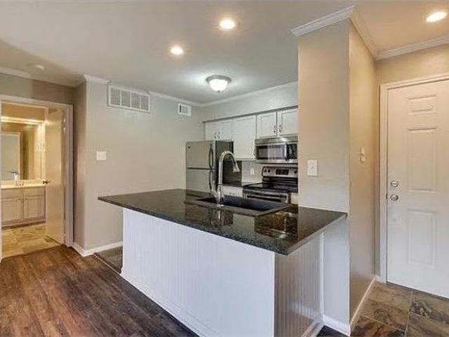 1 Br, 1 bath, Condo 8888 Tallwood Dr