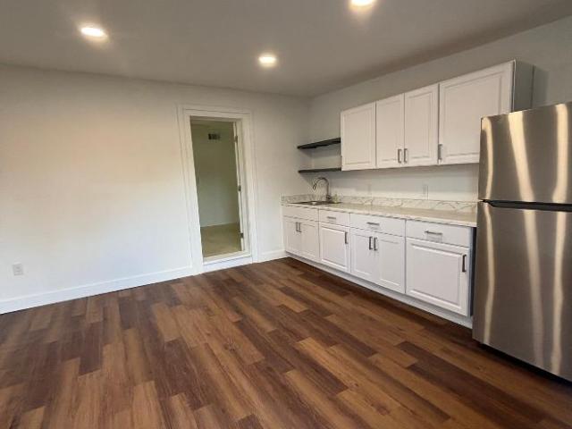 1 Br, 1 bath, Condo 890 Airoso Blvd