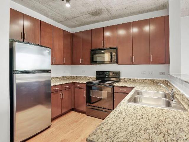 1 Br, 1 bath, Condo 911 S Clark St