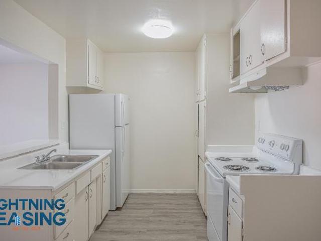 1 Br, 1 bath, Condo 915 N Wilton Pl