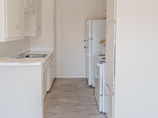 1 Br, 1 bath, Condo 915 N Wilton Pl