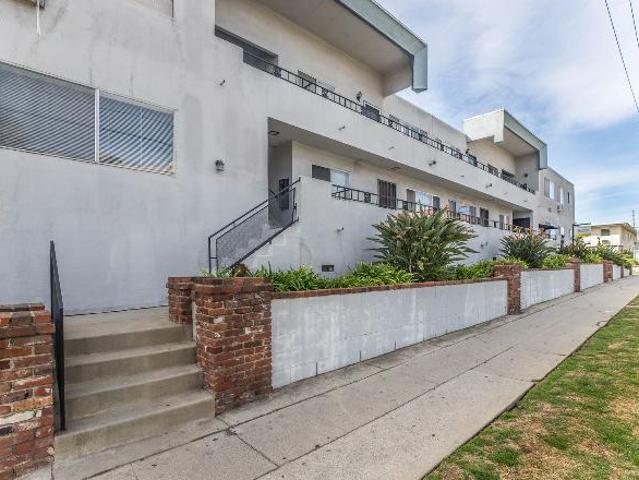 1 Br, 1 bath, Condo 963 S Barrington Ave
