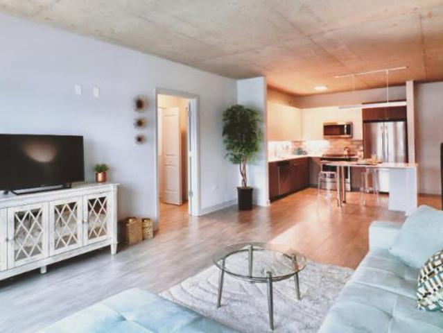 1 Br, 1 bath, Condo 1035 W Addison St