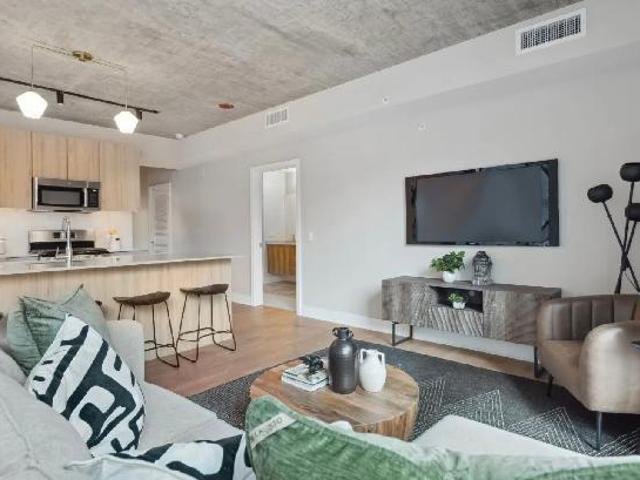 1 Br, 1 bath, Condo 1048 W Van Buren St