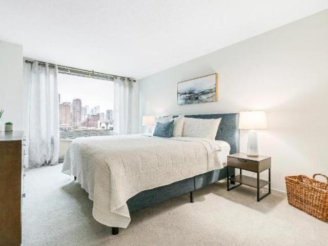 1 Br, 1 bath, Condo 1064 N Dearborn St