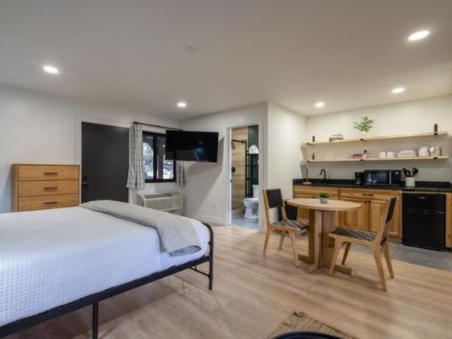 1 Br, 1 bath, Condo 1078 E White Mountain Blvd