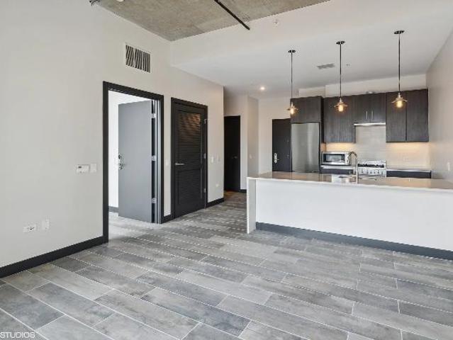 1 Br, 1 bath, Condo 1080 W Randolph St