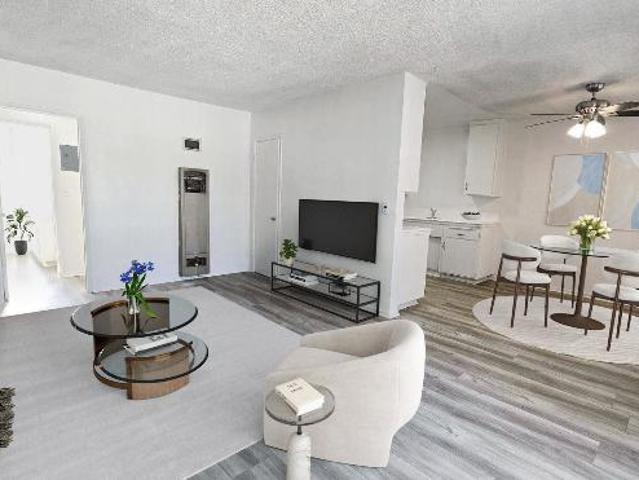 1 Br, 1 bath, Condo 110 S Michigan Ave