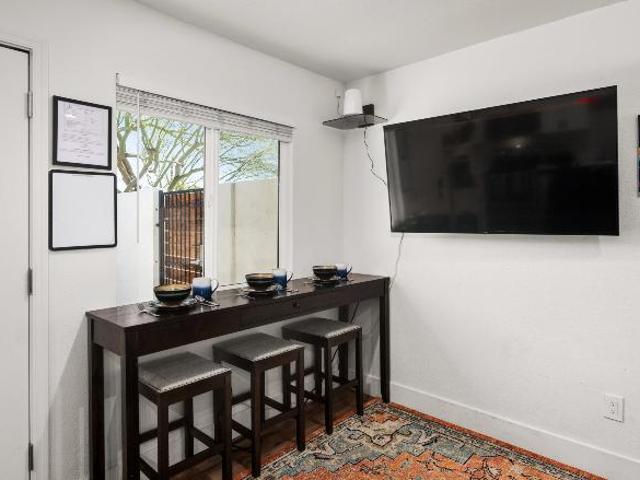 1 Br, 1 bath, Condo 1110 E Polk St
