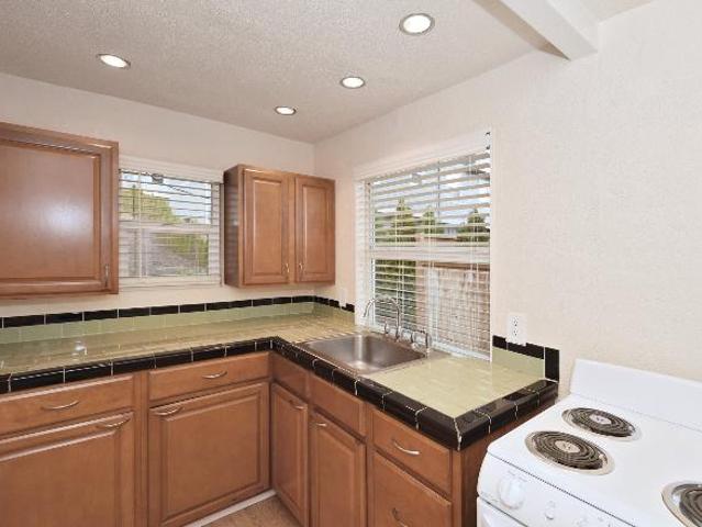 1 Br, 1 bath, Condo 11240 SW Barbur Blvd