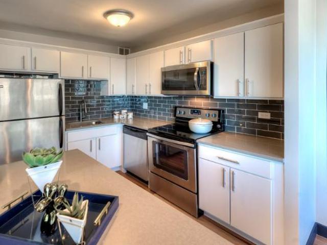 1 Br, 1 bath, Condo 1140 S Michigan