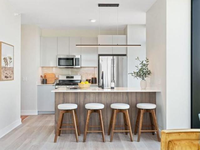 1 Br, 1 bath, Condo 1143 W Van Buren St