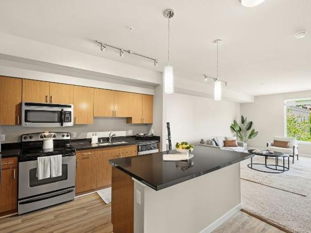 1 Br, 1 bath, Condo 11801 97th Lane NE