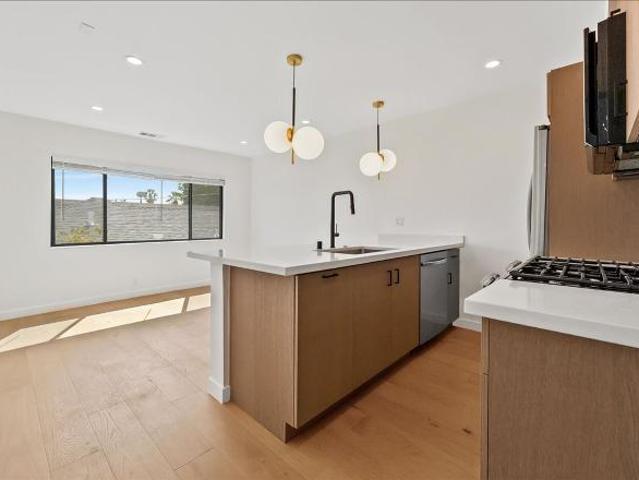 1 Br, 1 bath, Condo 1210 Larrabee St