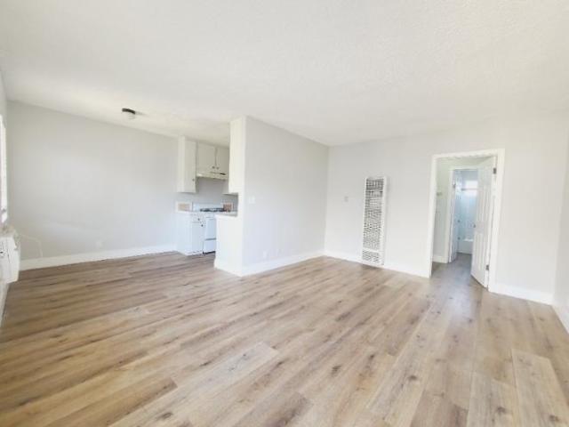 1 Br, 1 bath, Condo 13425 Vanowen St
