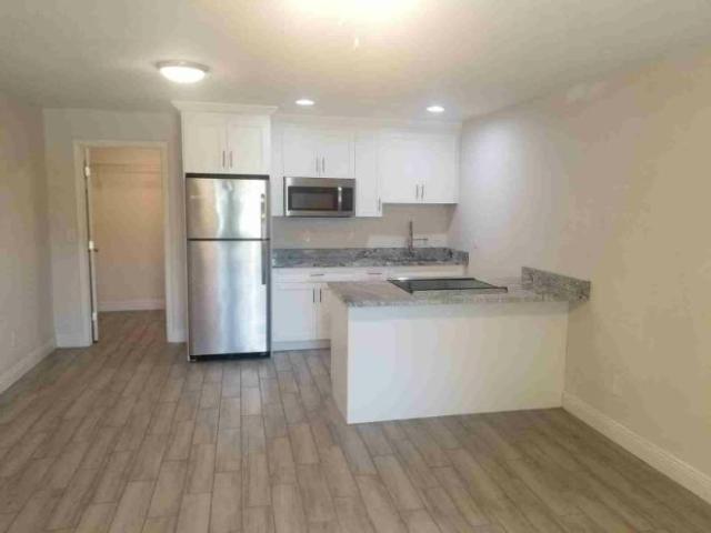 1 Br, 1 bath, Condo 1404 E Renfro St