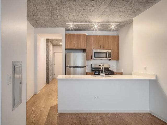 1 Br, 1 bath, Condo 1410 S Wabash Ave