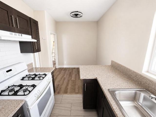 1 Br, 1 bath, Condo 145 E 36th Pl