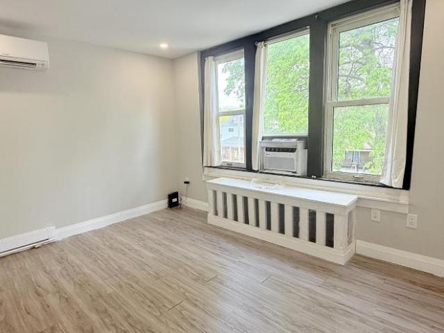 1 Br, 1 bath, Condo 1495 Gladstone Ave