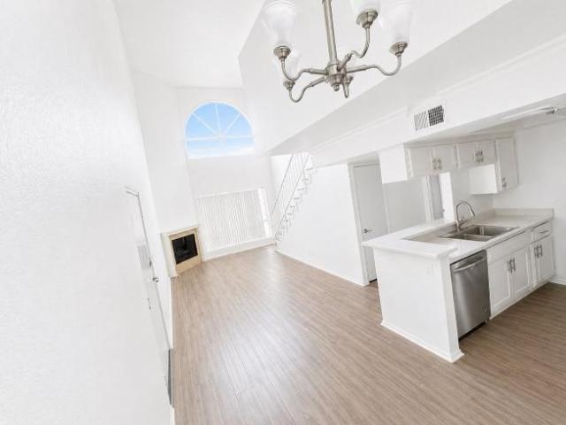 2 Br, 1 bath, Condo 15009 Moorpark St