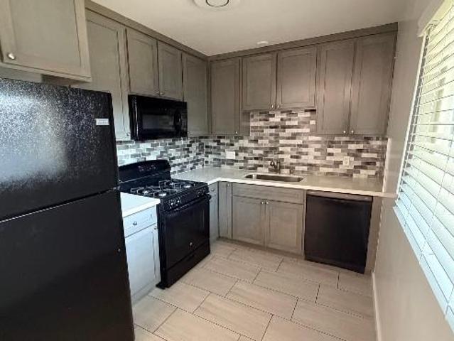 1 Br, 1 bath, Condo 15483 Moorpark St