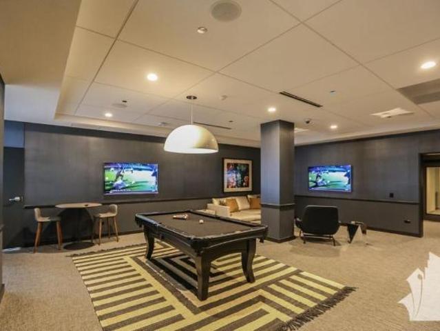 1 Br, 1 bath, Condo 160 W Superior