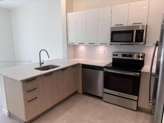 1 Br, 1 bath, Condo 16395 Biscayne Blvd