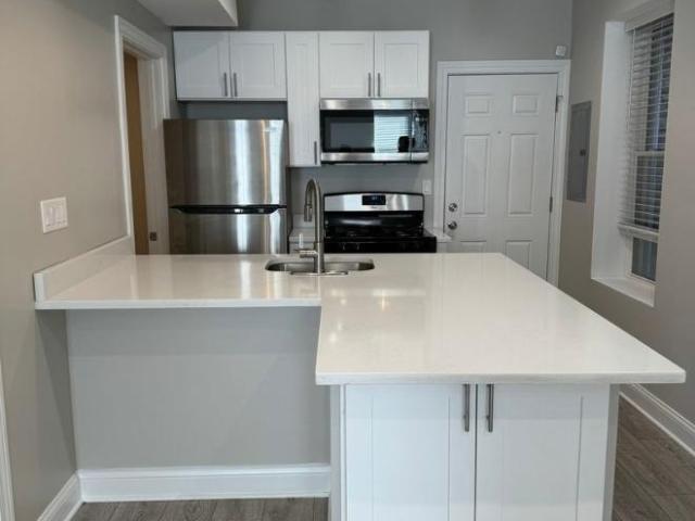 1 Br, 1 bath, Condo 1633 N Honore