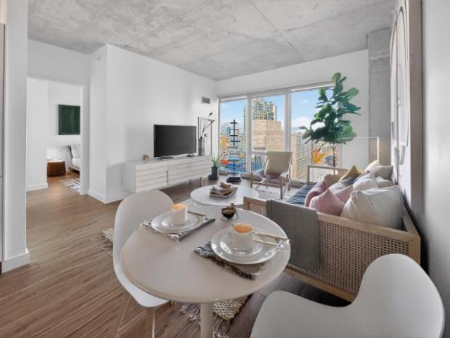 1 Br, 1 bath, Condo 167 N Desplaines St