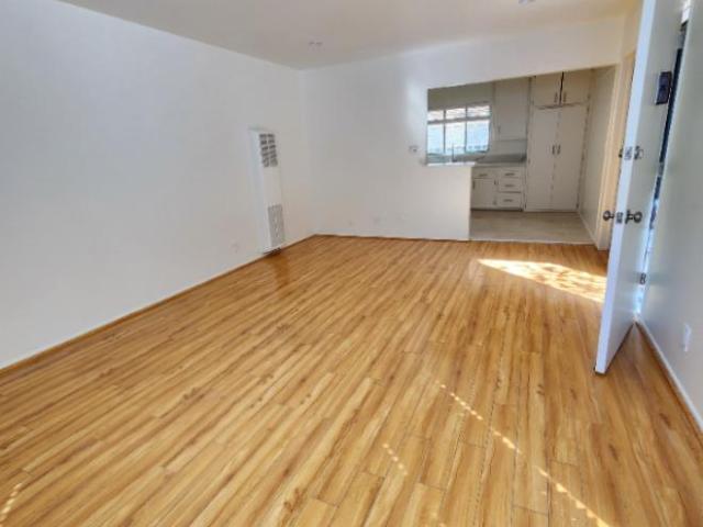 1 Br, 1 bath, Condo 17620 Burbank Blvd