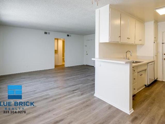 1 Br, 1 bath, Condo 17834 Burbank Blvd