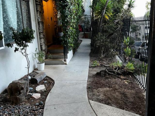 1 Br, 1 bath, Condo 1850 North La Brea Ave