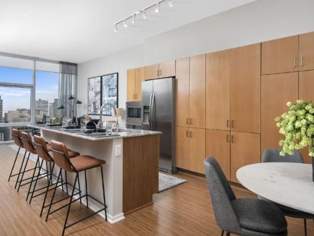 1 Br, 1 bath, Condo 186 E Illinois St