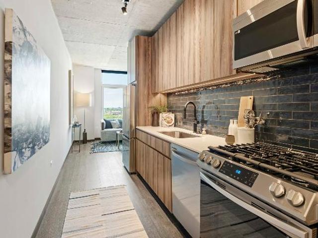 1 Br, 1 bath, Condo 191 N Ashland Ave