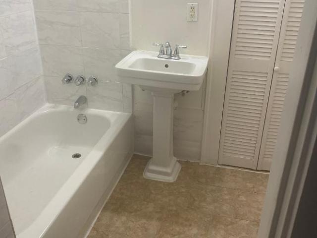 1 Br, 1 bath, Condo 1960 West Dallas