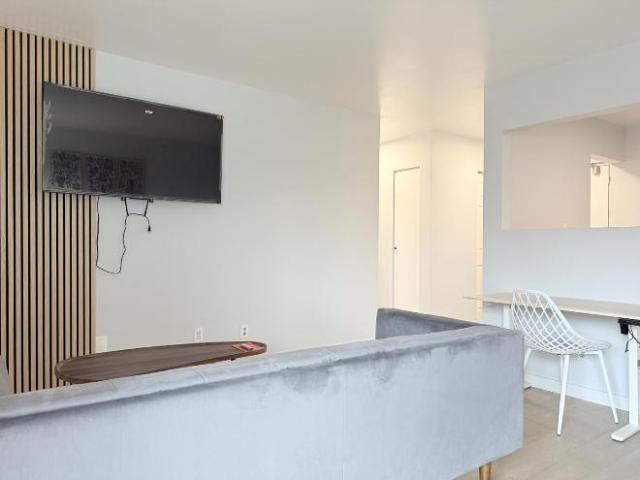 1 Br, 1 bath, Condo 1980 Wyandotte St W