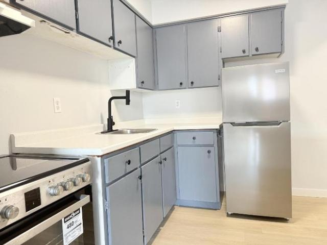 1 Br, 1 bath, Condo 1980 Wyandotte St W