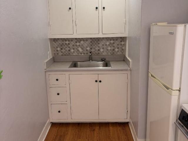 1 Br, 1 bath, Condo 2021 Louise Ave