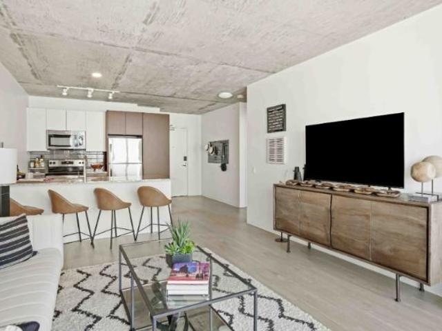 1 Br, 1 bath, Condo 2099 S Wabash