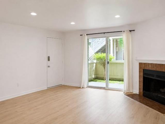 1 Br, 1 bath, Condo 21301 52nd Ave W