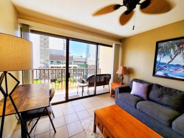 1 Br, 1 bath, Condo 2140 Kuhio Ave