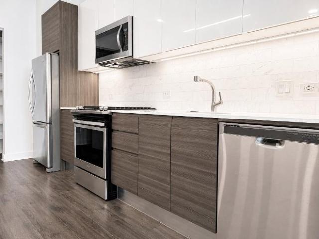 1 Br, 1 bath, Condo 215 W Hubbard Street
