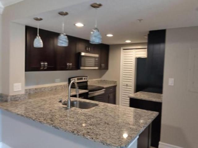 1 Br, 1 bath, Condo 2205 Belleair Rd