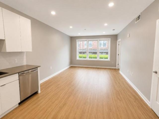 1 Br, 1 bath, Condo 2210 Wisconsin Ave NW
