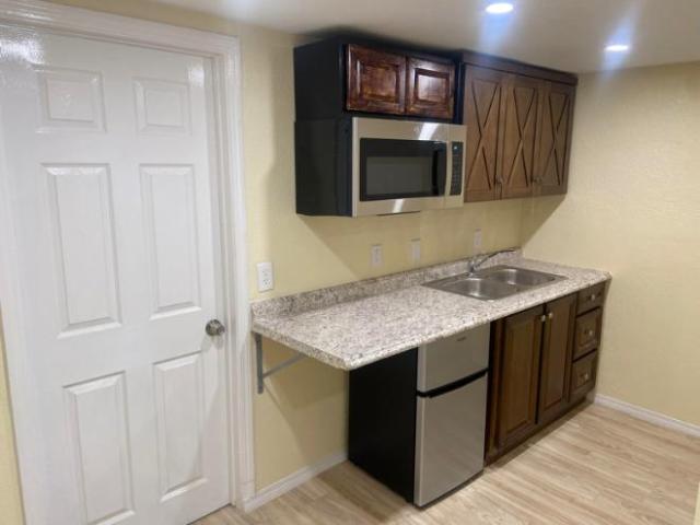 1 Br, 1 bath, Condo 2221 Gold Ave