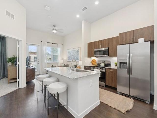 1 Br, 1 bath, Condo 2290 Forum Dr