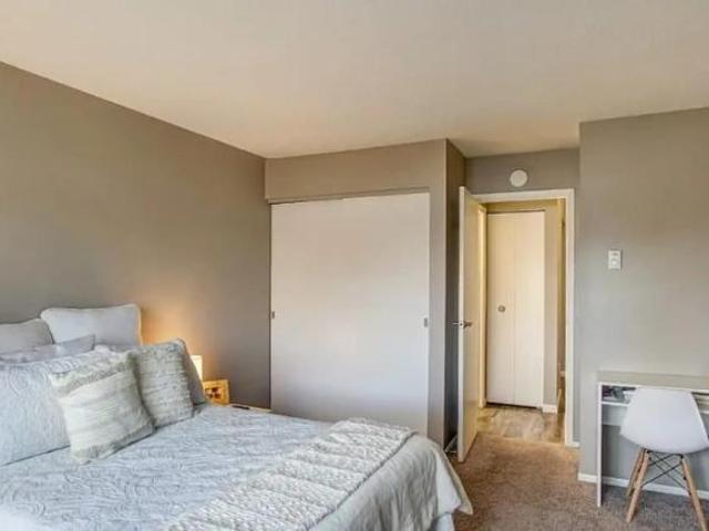 1 Br, 1 bath, Condo 2323 Shoreland Ave